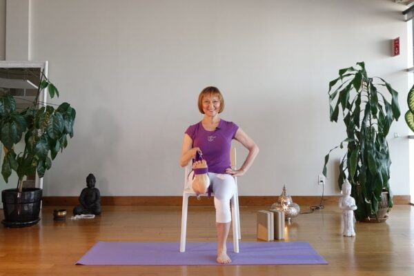 10 Postures de Yoga sur chaise facile à intégrer au travail - Yoga tout